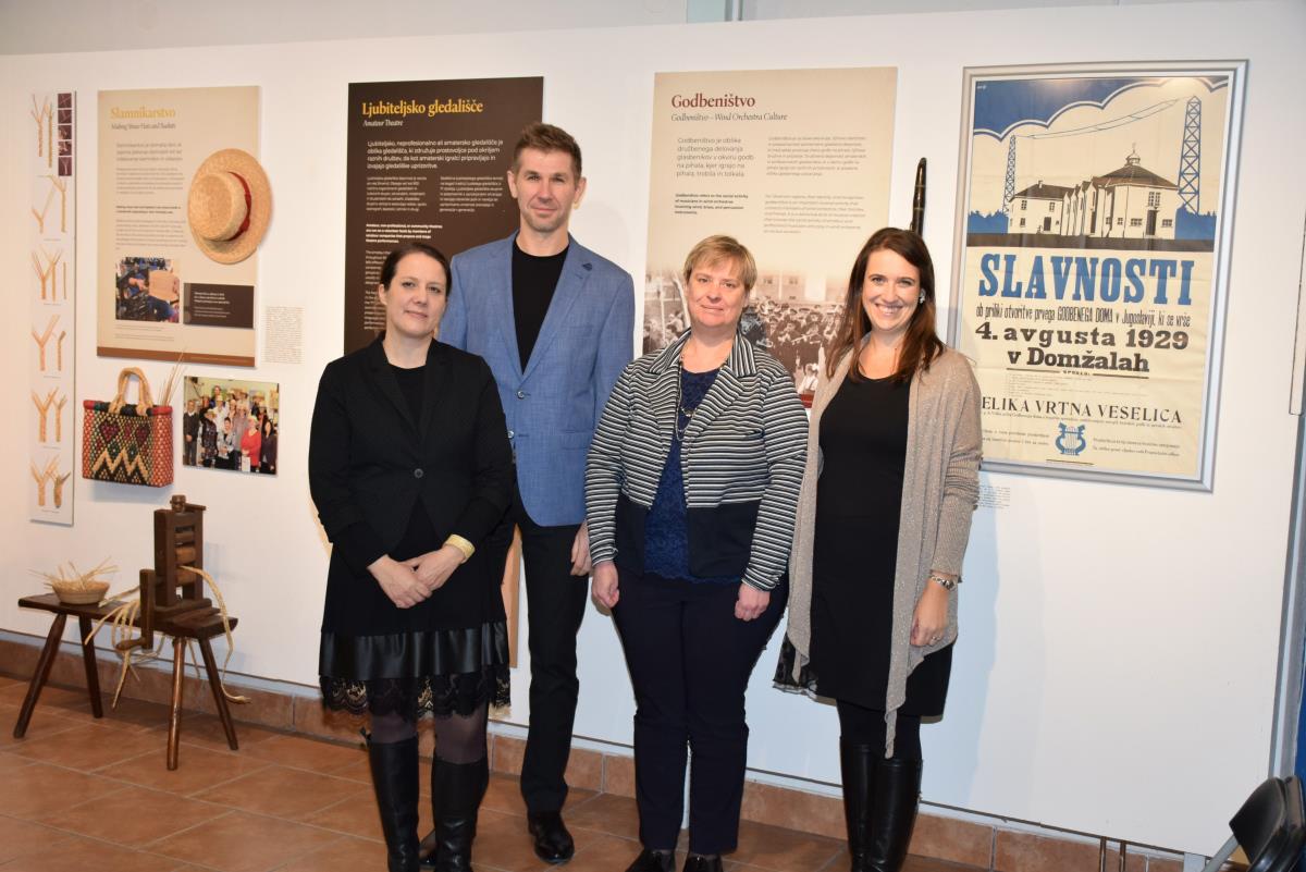 RAZSTAVA IZ RODA V ROD V SLAMNIKARSKEM MUZEJU - domzale.si